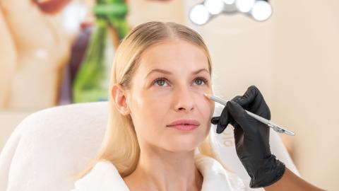 Injection d'acide hyaluronique dans les cernes creux à Paris et en ...